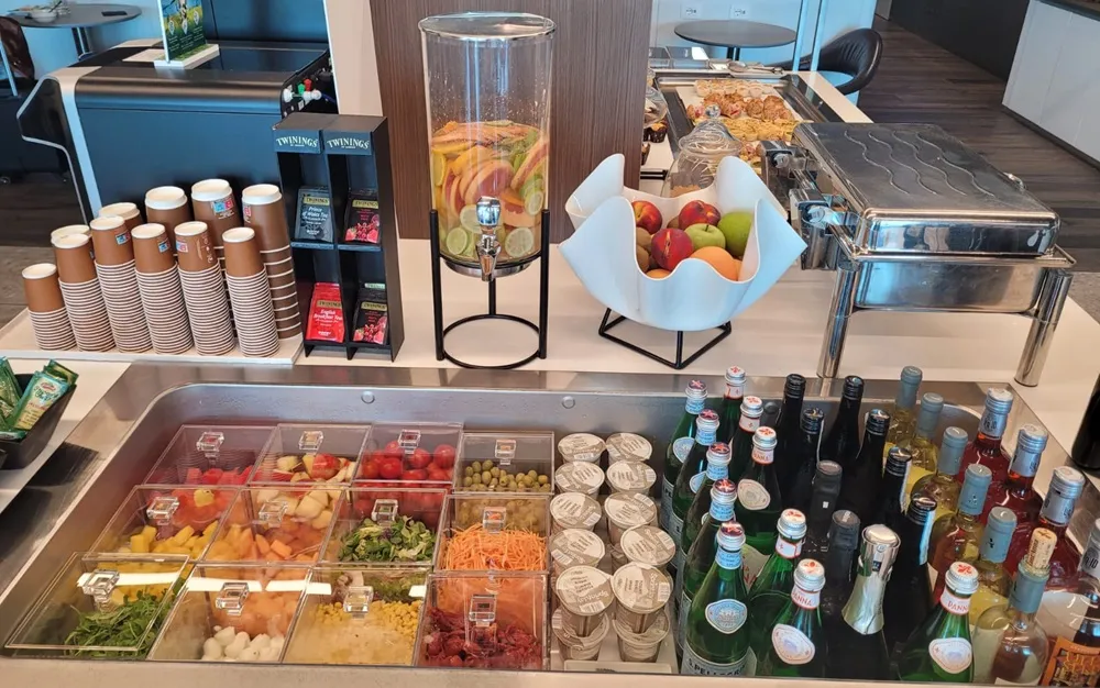 Experience summer in the Leonardo Exclusive Lounge! | Club SEA
